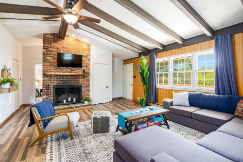 River Access Cabin W Hot Tub, Deck, Grill, & Wifi - Rileyville, VA