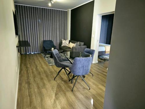 2br Apt With 2 Kitchens & Balcony - Johannesburg