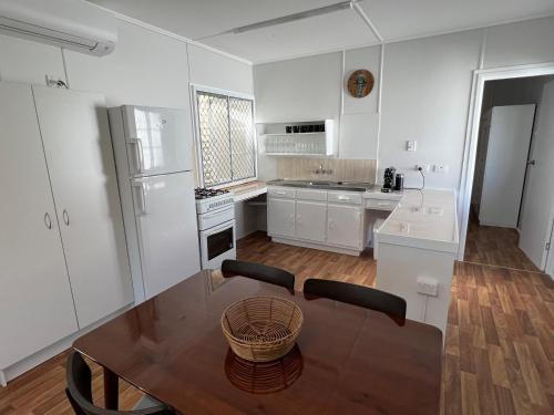 Essex Court - Beach House Motel - Townsville