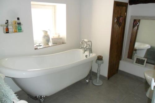 Ceps Cottage Sleeps 6 With Free Wifi Near The River - Roquebrun
