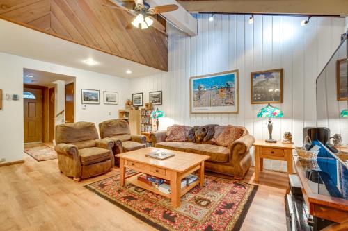 Mammoth Lakes Condo ~ 5 Mi To Mammoth Mtn! - June Lake, CA