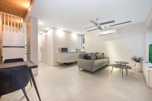 Serene Courtyard Retreat - Stylish & Pet Friendly - Townsville
