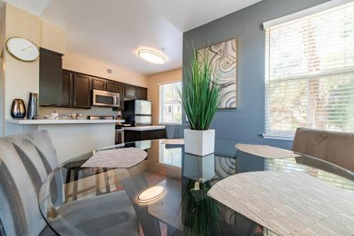 Saints 2bdrm King Suite Deluxe Living Cali - Santa Clarita, CA