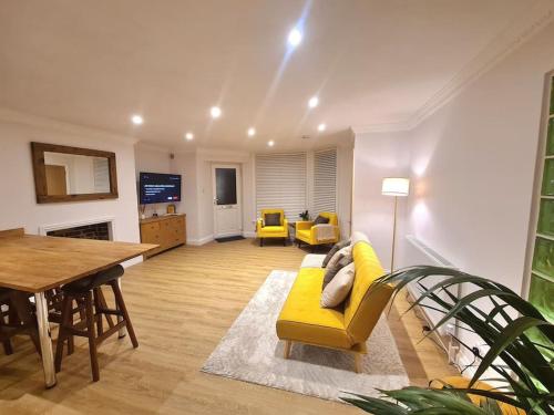 Luxury, Spacious 3 Bedroom, Beachfront Apt With Parking & Courtyard - Shoreside - Broadstairs