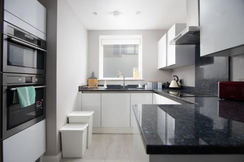 Deluxe Apartment Near Cabot Circus W Parking Sleeps 5 - Bristol