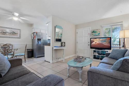 Waves 14 Condo Beautiful 1 Bedroom With Pool - St. Pete Beach, FL