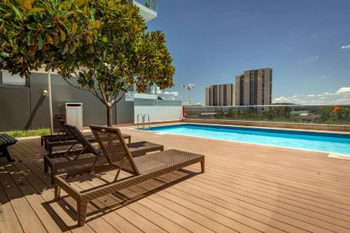 Sensational City Apartment With Lake Views - Canberra