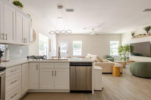 4 Bedroom House Near Downtown Tampa Sleeps 12 Pool Private Patio Pet Friendly - Tampa, FL