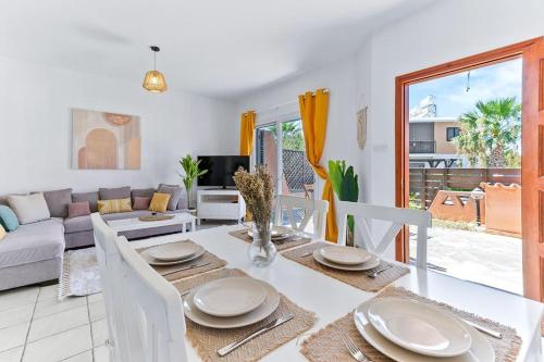 Villa Venus With Pool Access At Regina Gardens, 700 M Venus Beach - Paphos