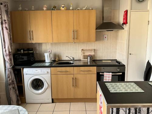 1st Floor Hillview 2 Bedroomed Central Location No Pets - Brean