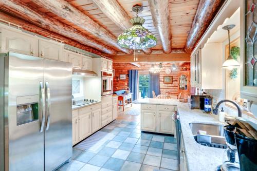 Pet-friendly New York Cabin W/ Hot Tub & Game Room - 紐約