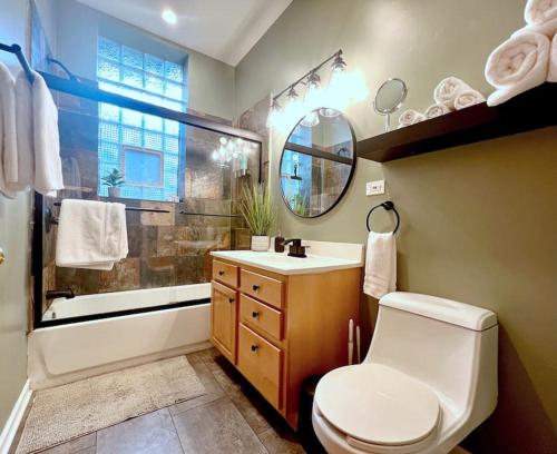 The Banksy-free Parking -4 Bedroom W King Bed- Firepit Rooftop Near United Center - United Center