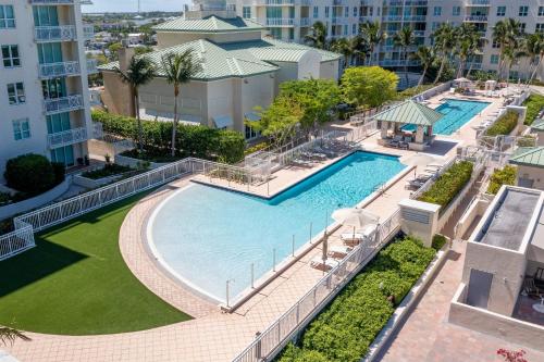 201s Relaxing Oasis Suite 1 Bedroom, Pools, Jacuzzi, Beach, Shops & Dog Friendly - ボイントンビーチ, FL