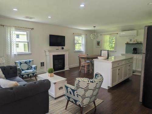 Tranquil Getaway Cottage In Charming, Bethel Ct - Newtown, CT