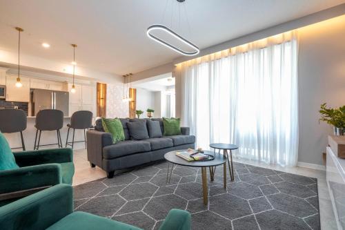 Stylish 2-br Apt, Sleeps 7, Near Disney Magic - Orlando, FL