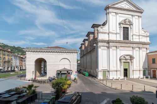 Arnaldo Cozy Home Stay Central With Piazza View - Brescia