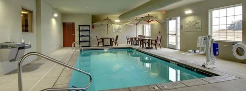 Cobblestone Hotel & Suites Broken Bow - Broken Bow, NE