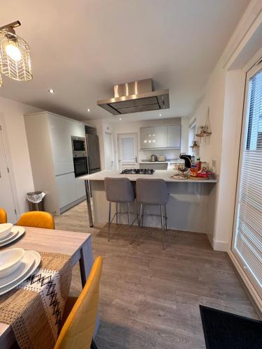 Elite 3 Bedroom Family House With Free Parking - Glasgow