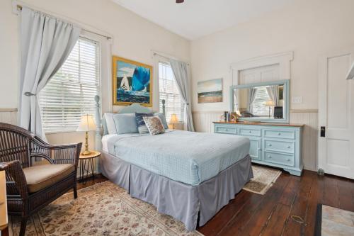 Charming Savannah Duplex Courtyard Parking - Savannah, GA
