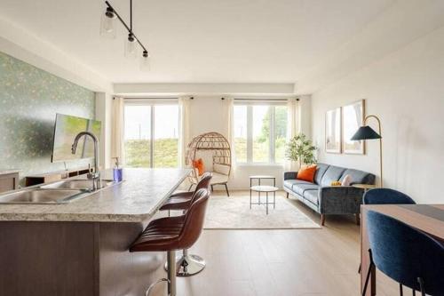 Modern 4 Bedroom Home 65 Inch Tv South Barrie - Barrie