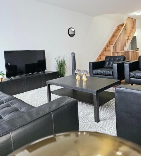 Private Room M A P L E With Attached Full Bathroom In Toronto, On, Canada - Toronto