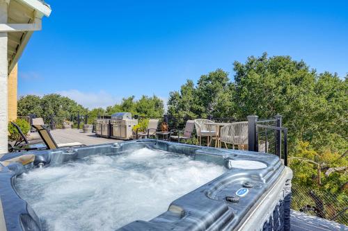 Vallejo Home W/ Spacious Deck, Hot Tub & Views - Six Flags Discovery Kingdom, Vallejo