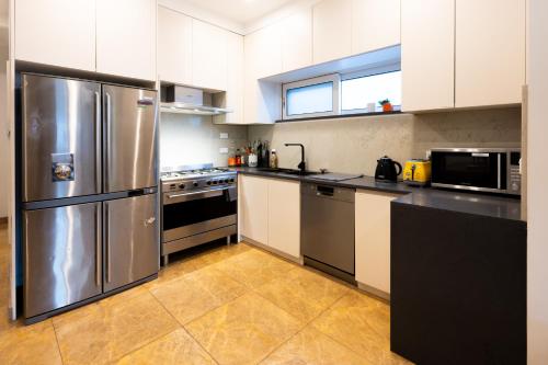 Spacious Luxury Home Near Sydney Airport, Cbd & Beaches - Rosebery