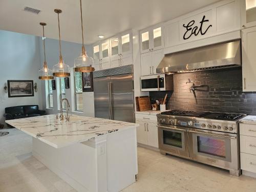The Woodlands Benjis Place - Houston George Bush Airport (IAH)