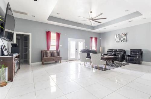 Magnito Mini-mansion At Iah With Pool & Gym - Houston, TX