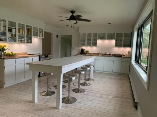 Chic Country Home W Sprawling Acreage - Cambria, WI