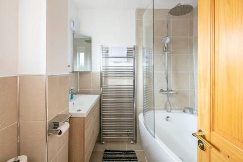 Bright Double Room L Smart Tv L 5 Minute Walk From Train Station - 博爾頓
