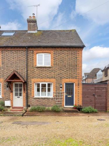 Quaint 3 Bed Cottage In Central Dorking With Parking - Dorking