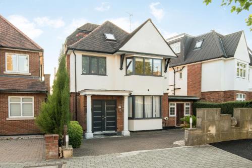 Luxury Pool House With Free Parking - Unico Residences - London, UK