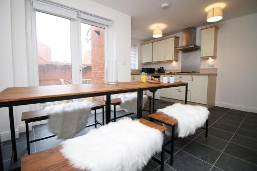 5 Bedroom Sleeps 10 | City Centre Newport - Newport