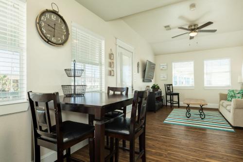 Blue Haven - Cozy, Cute, Just A Skip To The Shore! - Surfside Beach, TX