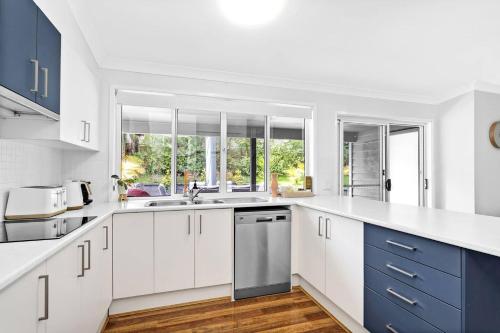 Pet Friendly Seaside Family Escape, 11 Navala Ave - Air Con & Wi-fi - Nelson Bay