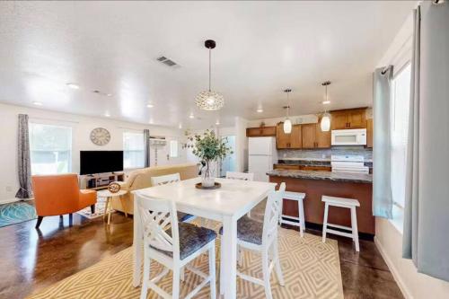 Pensacola Coastal Retreat Near Uwf Family-friendly - Pensacola, FL