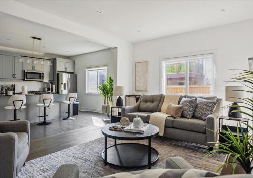 Luxurious And Beautiful, Barrie - Barrie
