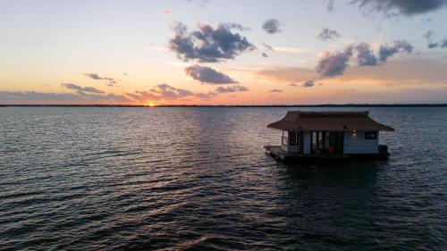 Floating Oasis - Luxury Private Bungalow With Modern Amenities - Key Largo, FL