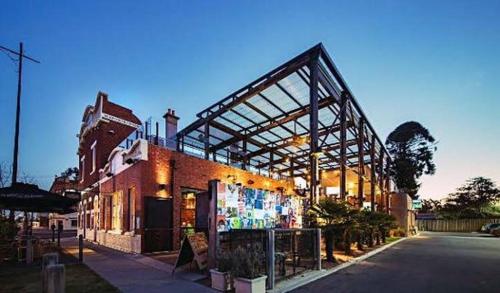 Entire Townhouse In Heart Of Echuca's Port Cbd - Treehouse Hideouts - 15 Guest Capacity - Echuca
