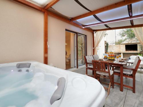 Apartment Boris St - Two Bedroom Apartment With Terrace And Jacuzzi - Trogir