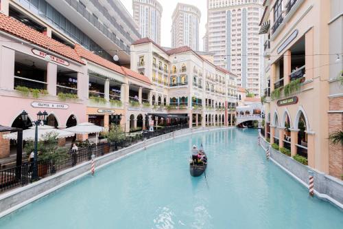 LUXX BGC Venice (LUXX BGC Venice) รีวิวที่พัก จองที่พัก เปรียบเทียบราคา ...