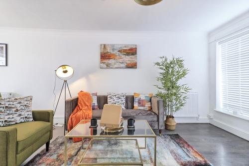 Stylish 3 Bedroom House In Grt Gregorie Basildon & Essex - Free Wifi, Parking, Dedicated Office & Pr - Basildon