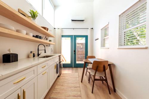 Cozy And Bright Mid-century Gem In Eastside Action - Austin