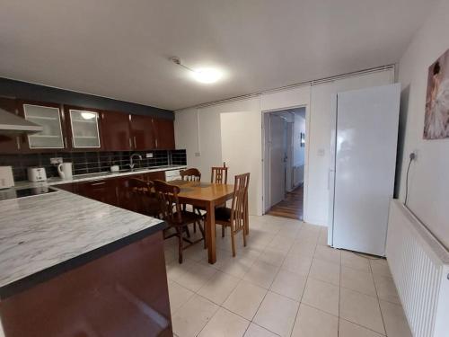 5 Bedroom House In Romford - Romford