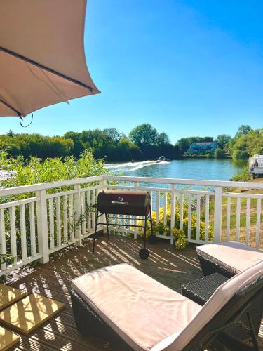 Modern Lakefront Lodge W Deck Water Views - Cotswolds