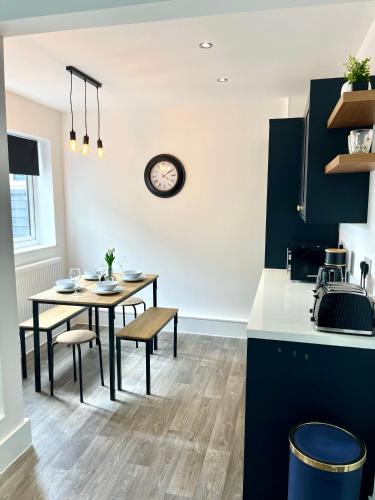 Crestfield House - Stunning Home Near Alton Towers - Free Parking & Garden - Stoke-on-Trent
