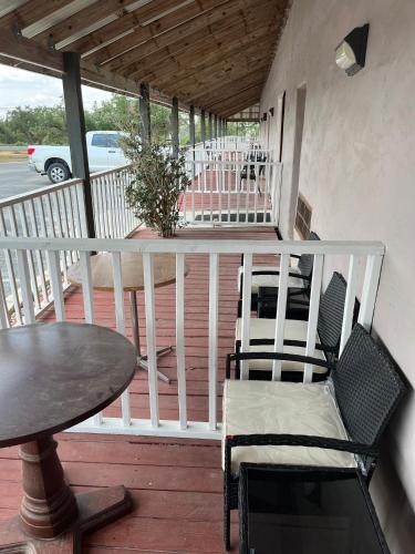 Outpost Motel - Dripping Springs, TX