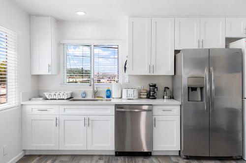 Cozy House Minutes From Downtown - Norwalk, CA