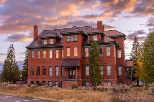 Beautiful Mountain Views In Iconic Building - Leadville, CO